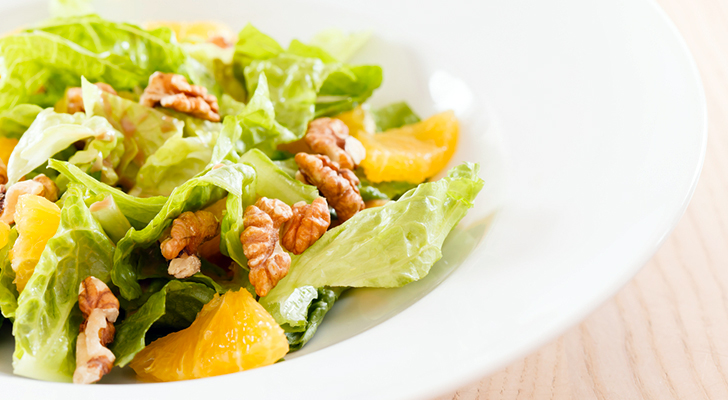 Cevizli peynirli marul salatası